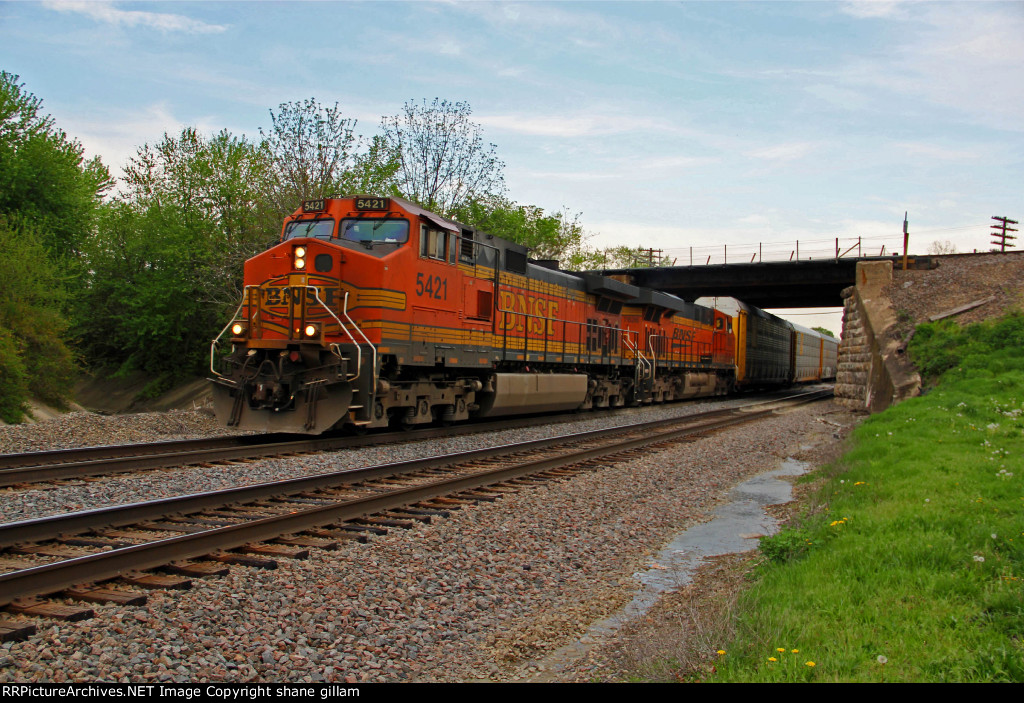 BNSF 5421 Heads up a Wb auto train.